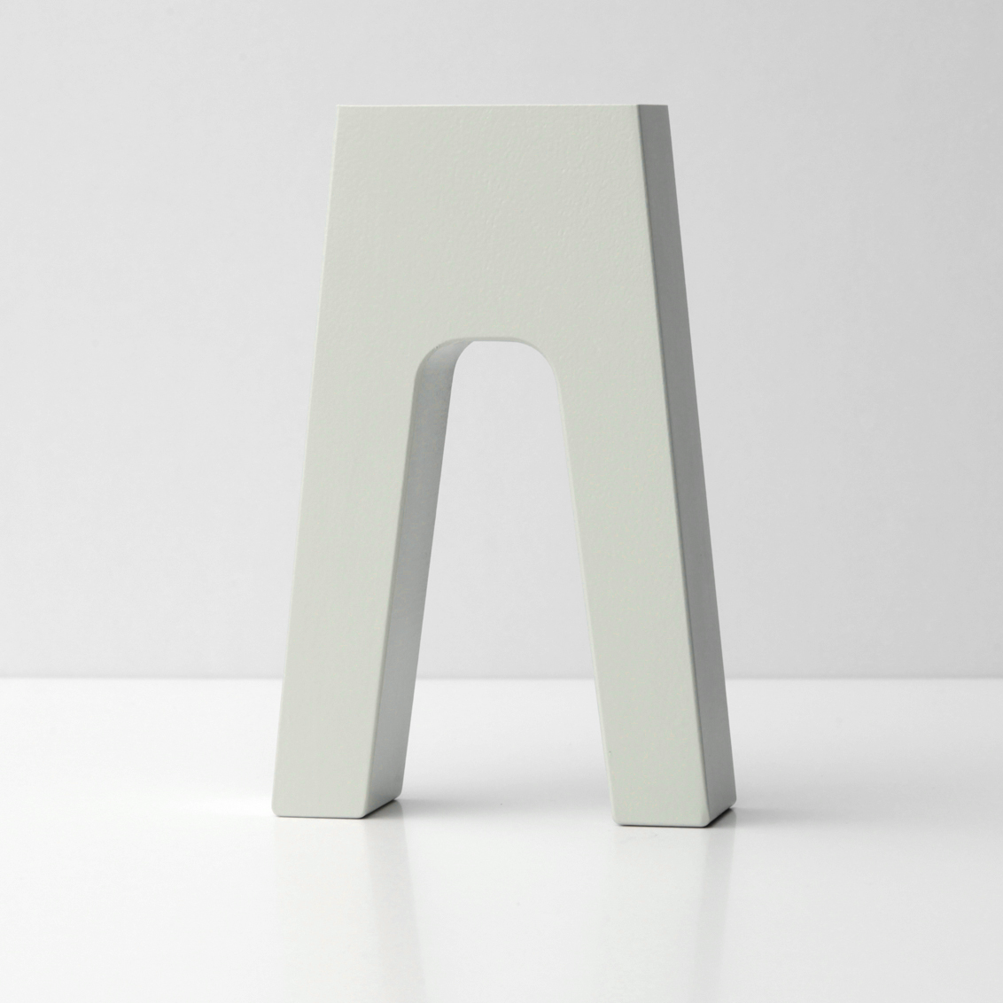 Möbelfuß TRESTLE in lackiertem Birkenholz | Superfront